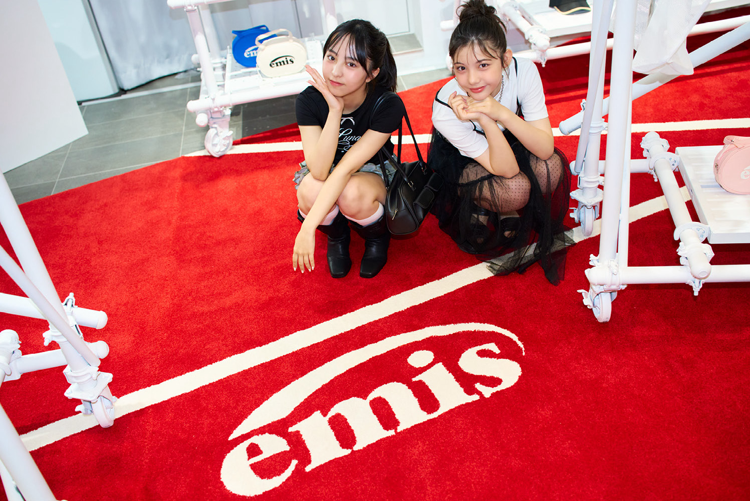 【トレンド韓国ブランド】大人気〈emis〉のPOP UPにコハナ・ミユウ・ソノマが潜入！ - ニコラネット｜nicola オフィシャルサイト