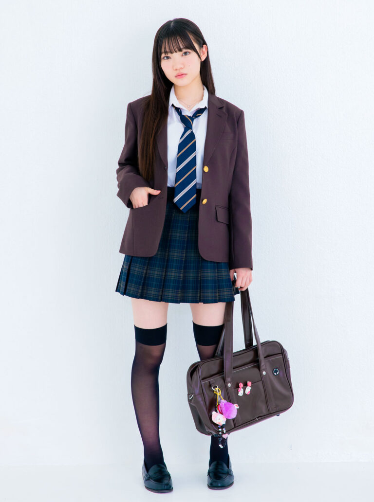 【2025年最新版】現役JKモデルの制服の着こなし！＜スカート・パーカー・シャツ・小物であか抜け＞ - ニコラネット｜nicola オフィシャルサイト