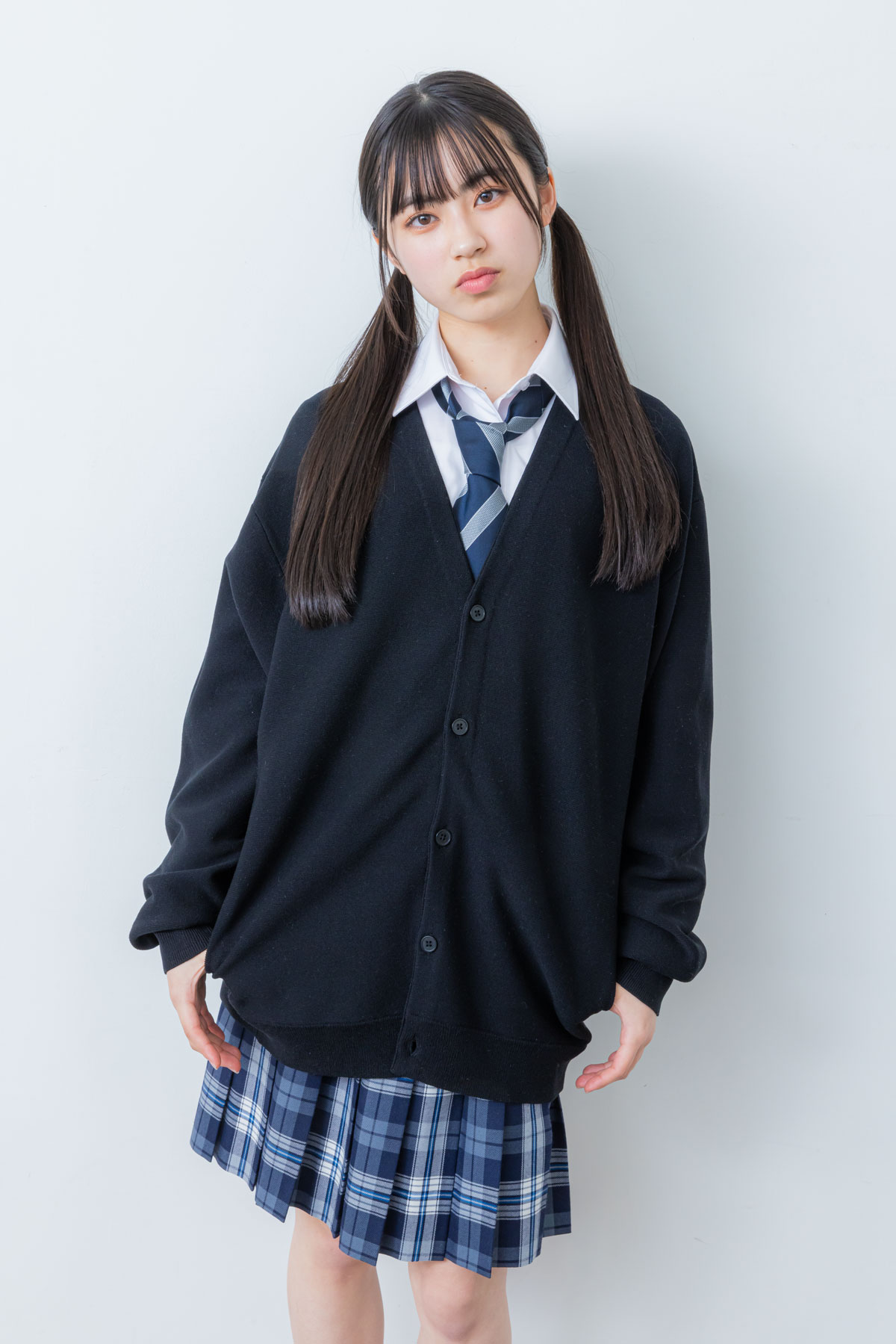 スクールカーディガンはどこで買うべき？GU、WEGOなど人気ブランドと共に紹介 - ニコラネット｜nicola オフィシャルサイト