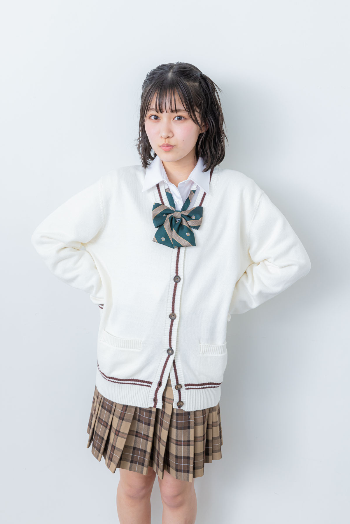 スクールカーディガンはどこで買うべき？GU、WEGOなど人気ブランドと共に紹介 - ニコラネット｜nicola オフィシャルサイト